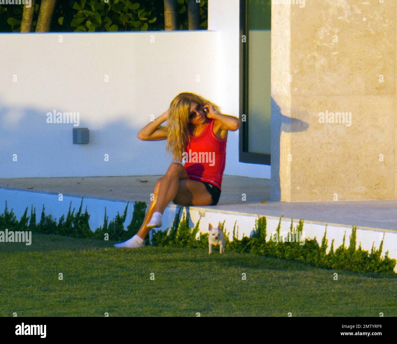 Showing off her fit body in a black bikini, Alex Rodriguez' girlfriend ...