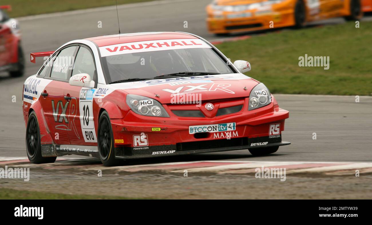 Tom Onslow-Cole racing in the Vauxhall Vectra for VX Racing at Brands ...