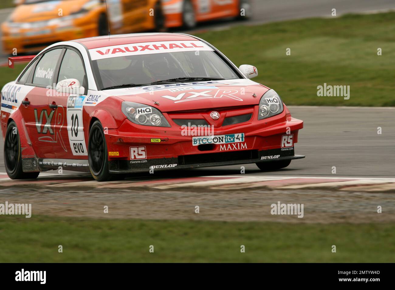 Tom Onslow-Cole racing in the Vauxhall Vectra for VX Racing at Brands ...