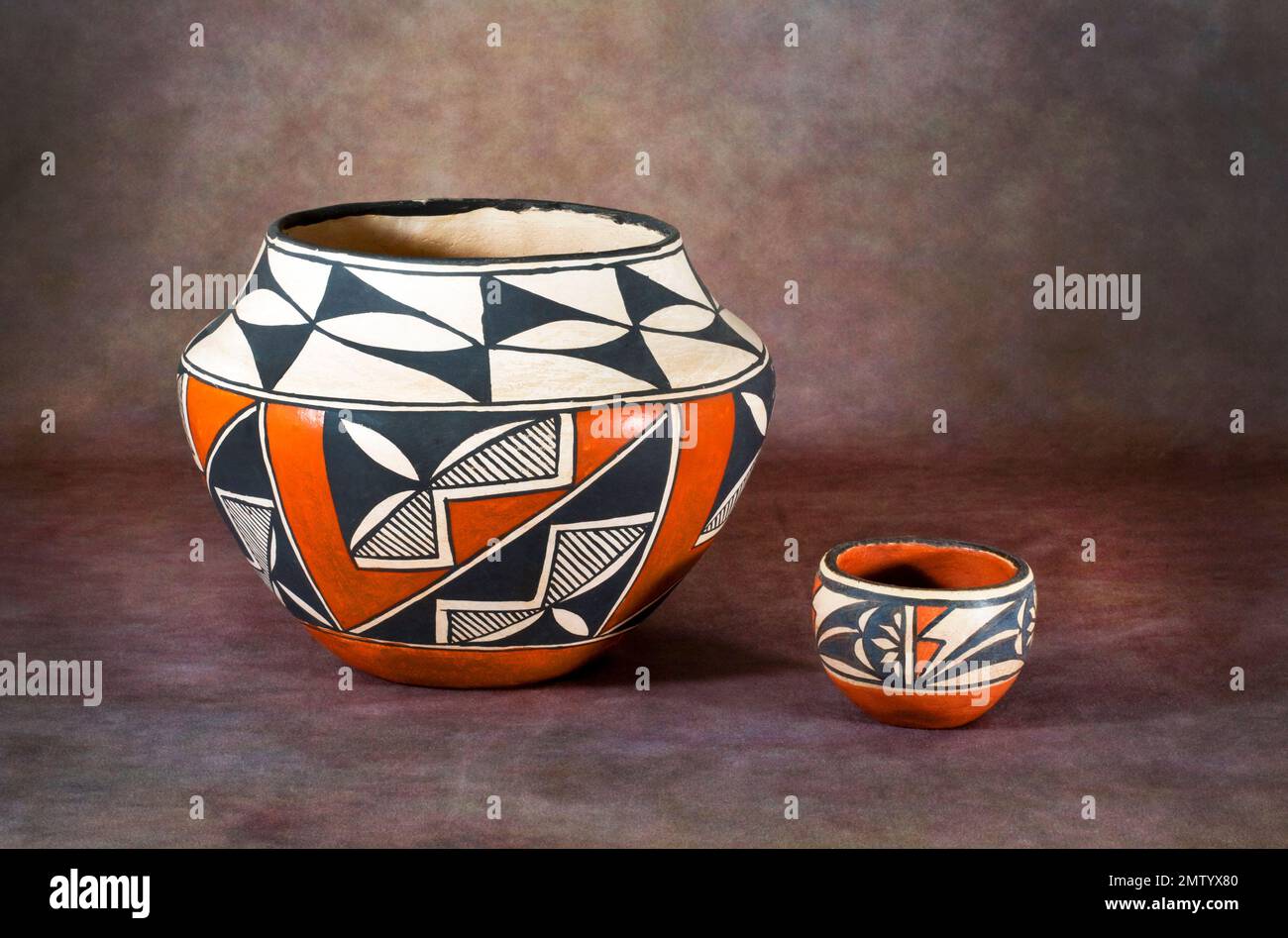 Acoma pueblo indian pottery hi-res stock photography and images - Alamy