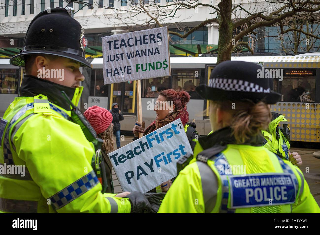 Police workers on picket lines hi-res stock photography and images - Alamy