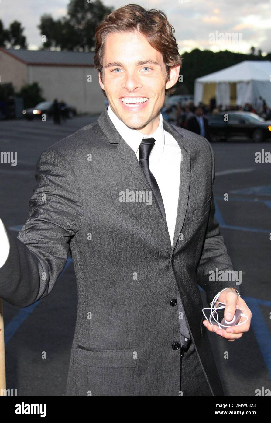 James Marsden signs autographs and holds his iPod as he arrives at ...