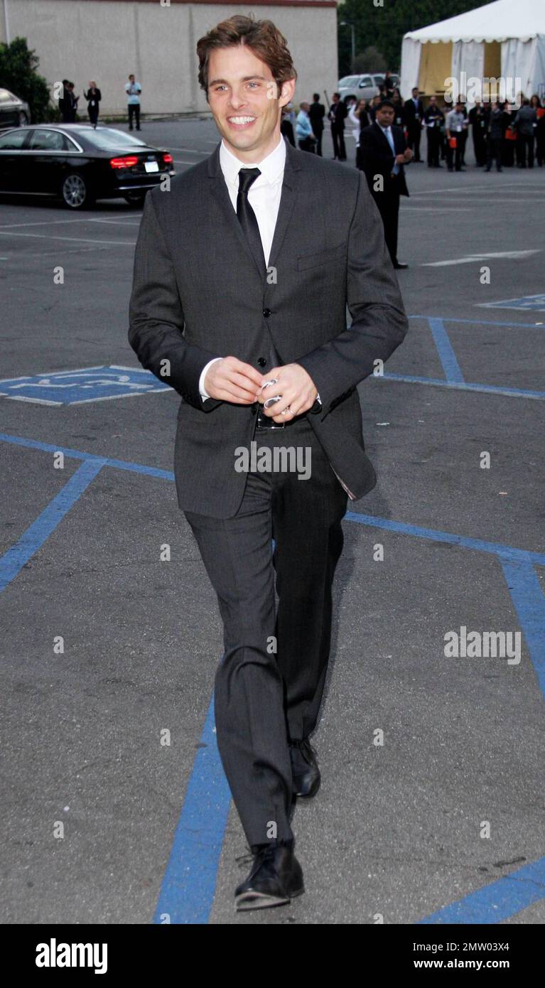James Marsden signs autographs and holds his iPod as he arrives at ...