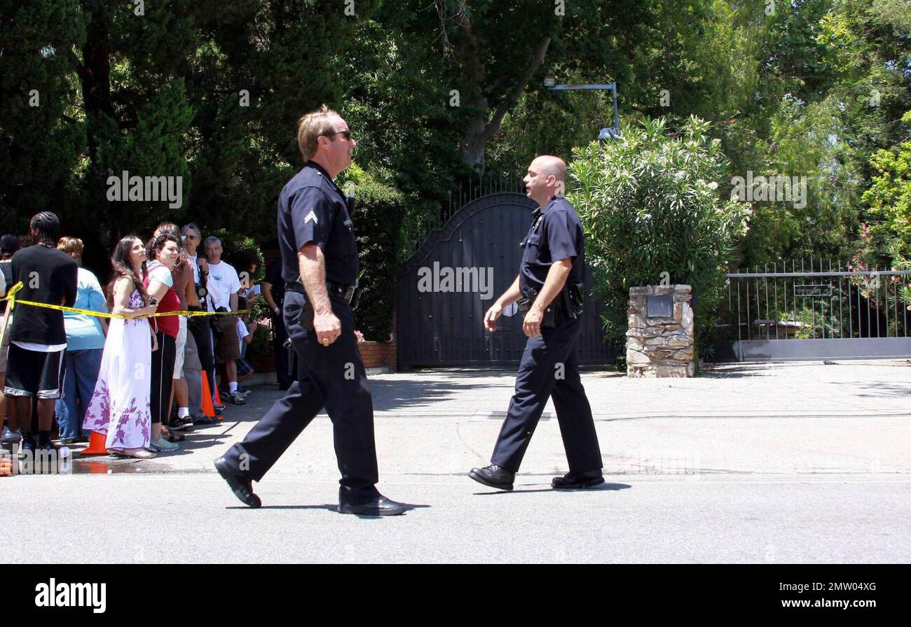 - Fans pay tribute to Michael Jackson at the Jackson family compound ...