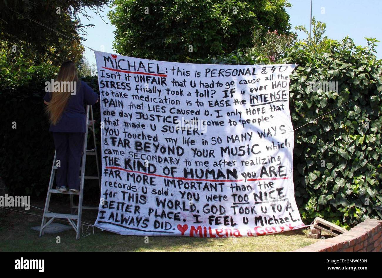 Fans pay tribute to Michael Jackson at the Jackson family compound ...