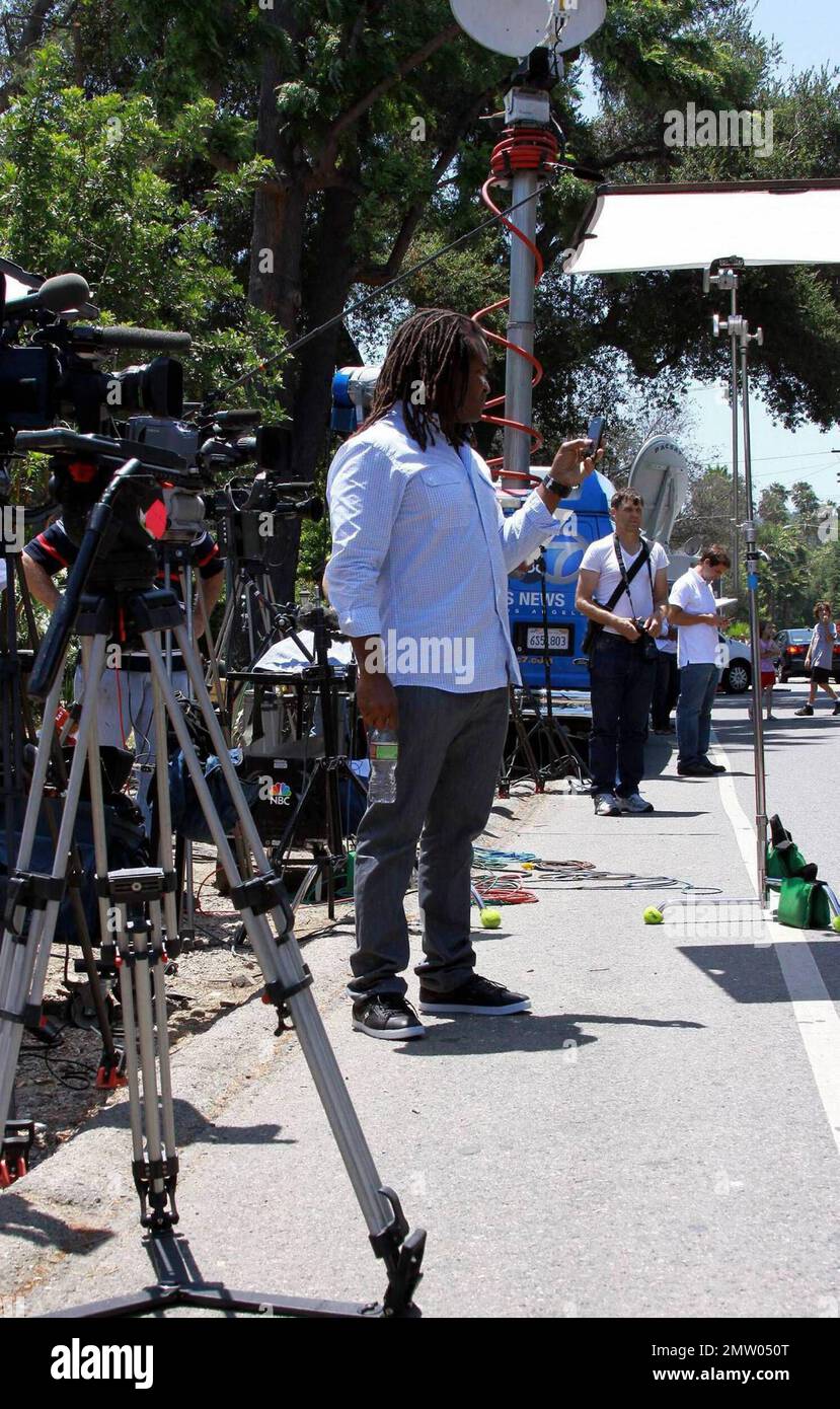 Fans pay tribute to Michael Jackson at the Jackson family compound ...