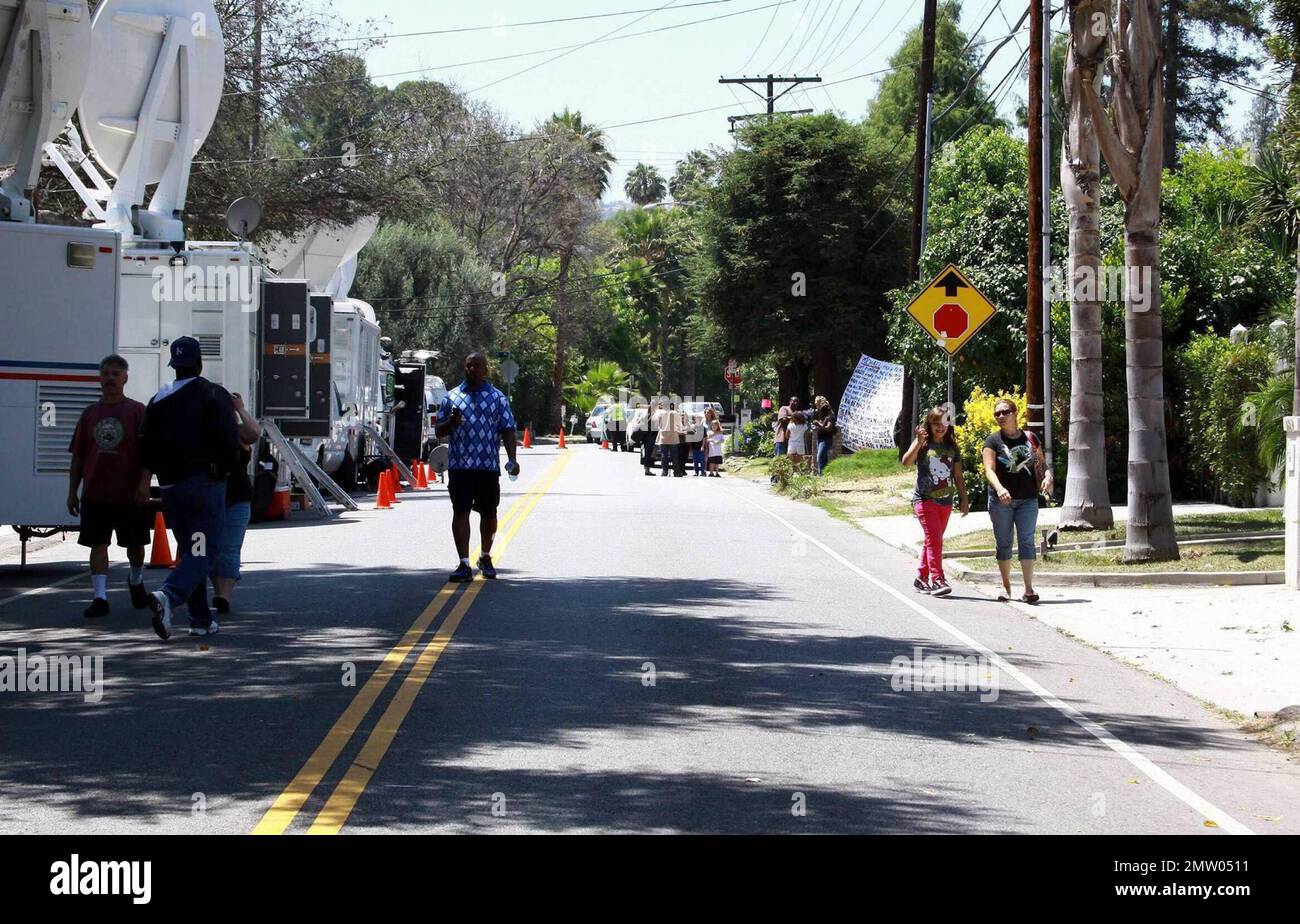 - Fans pay tribute to Michael Jackson at the Jackson family compound ...