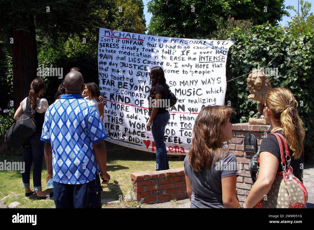 Fans pay tribute to Michael Jackson at the Jackson family compound ...