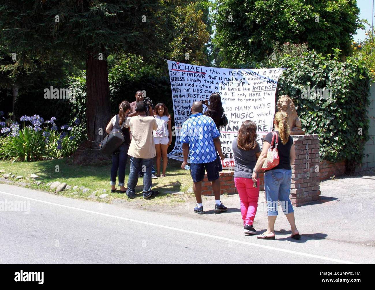 Fans pay tribute to Michael Jackson at the Jackson family compound ...