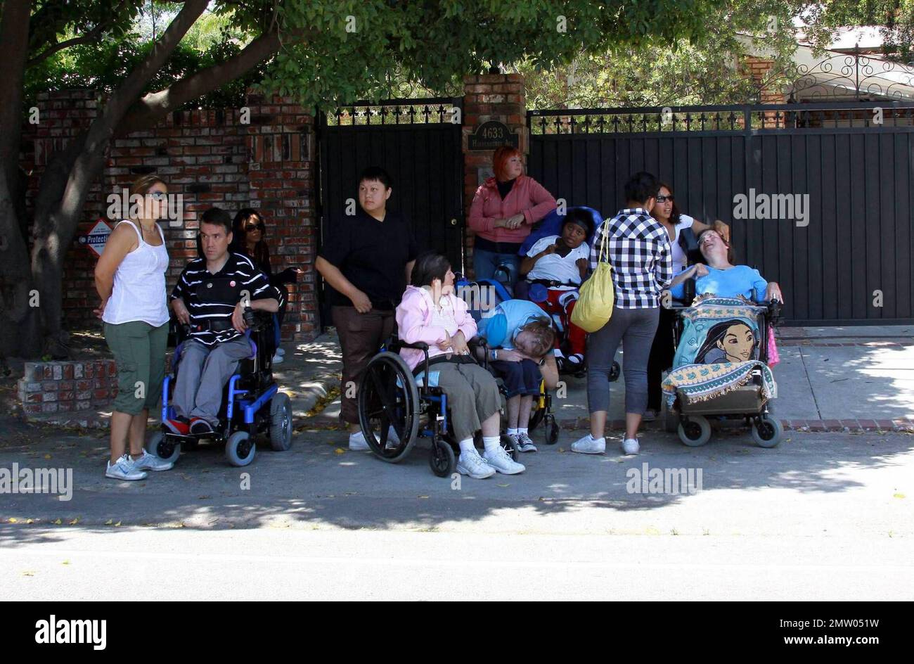 Fans pay tribute to Michael Jackson at the Jackson family compound ...