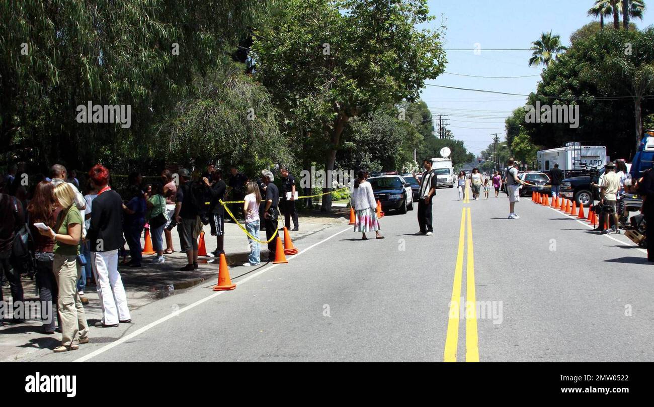 Fans pay tribute to Michael Jackson at the Jackson family compound ...