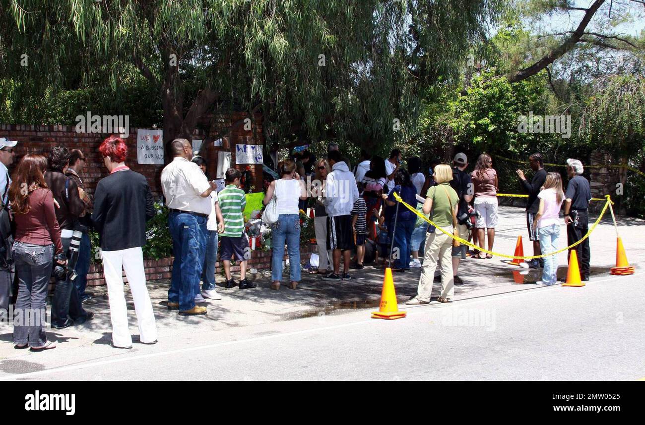 Fans pay tribute to Michael Jackson at the Jackson family compound ...