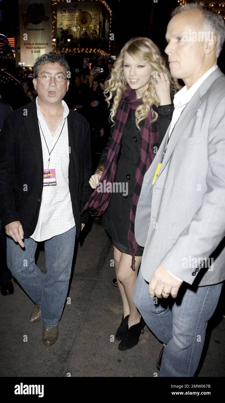 Country singer Taylor Swift attends MTV's "TRL" Finale. "TRL" first ...