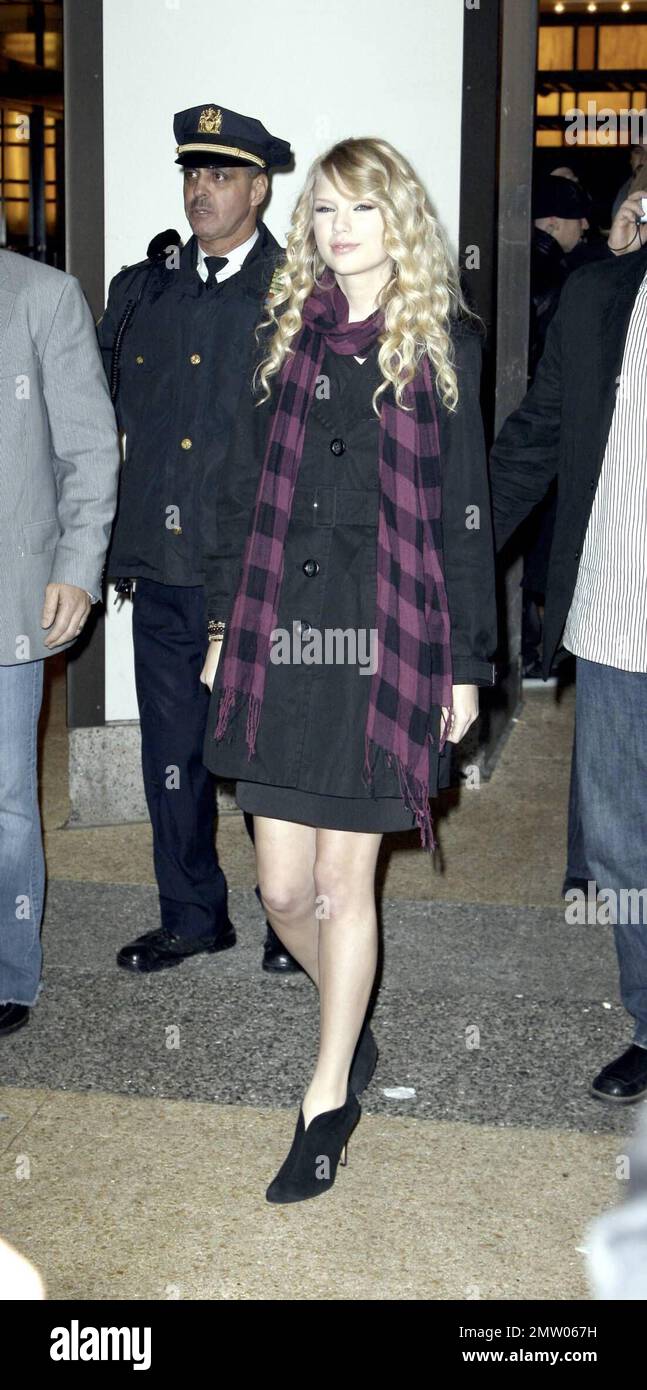 Country singer Taylor Swift attends MTV's "TRL" Finale. "TRL" first ...