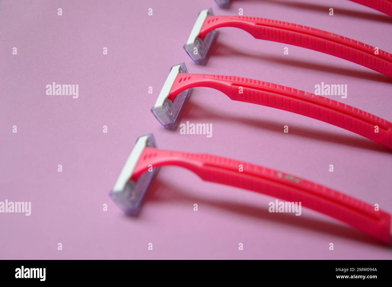 Photo of pink razors for women on pink background Stock Photo - Alamy