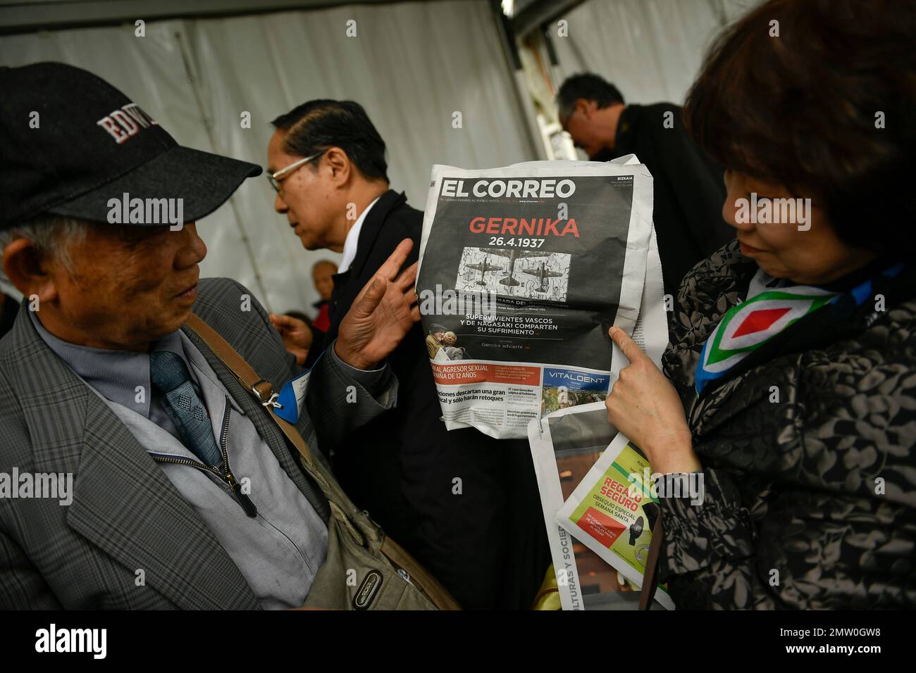 Hirsohi Suenaga of Japan, left, a survivor of Nagasaki atomic bomb ...
