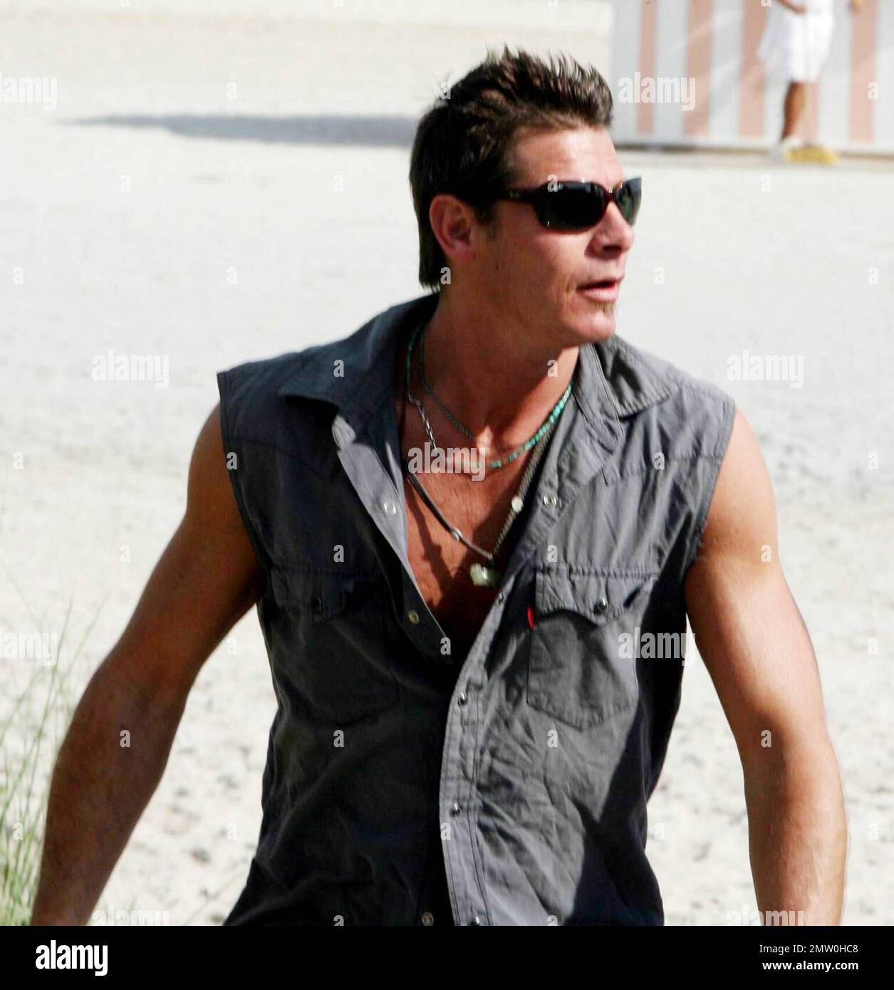 "Extreme Makeover: Home Edition" host Ty Pennington relaxes in the sun ...