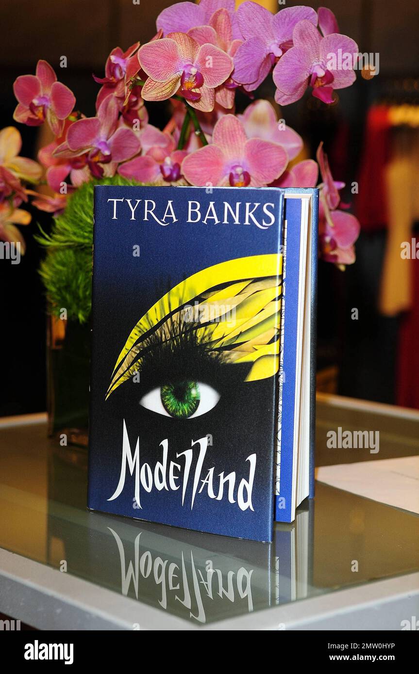 Tyra banks modelland book signing hi-res stock photography and images ...