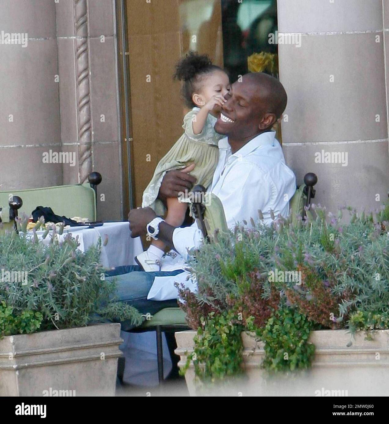 Tyrese enjoys lunch with his daughter outside the Beverly Wilshire ...