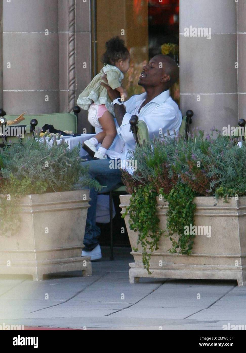 MAVRIXONLINE.COM Tyrese ejoys lunch with his daughter outside the ...