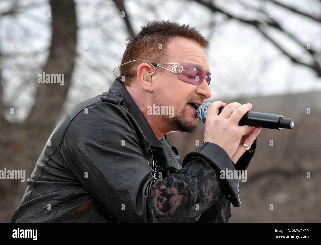 U2 concert crowd hi-res stock photography and images - Alamy