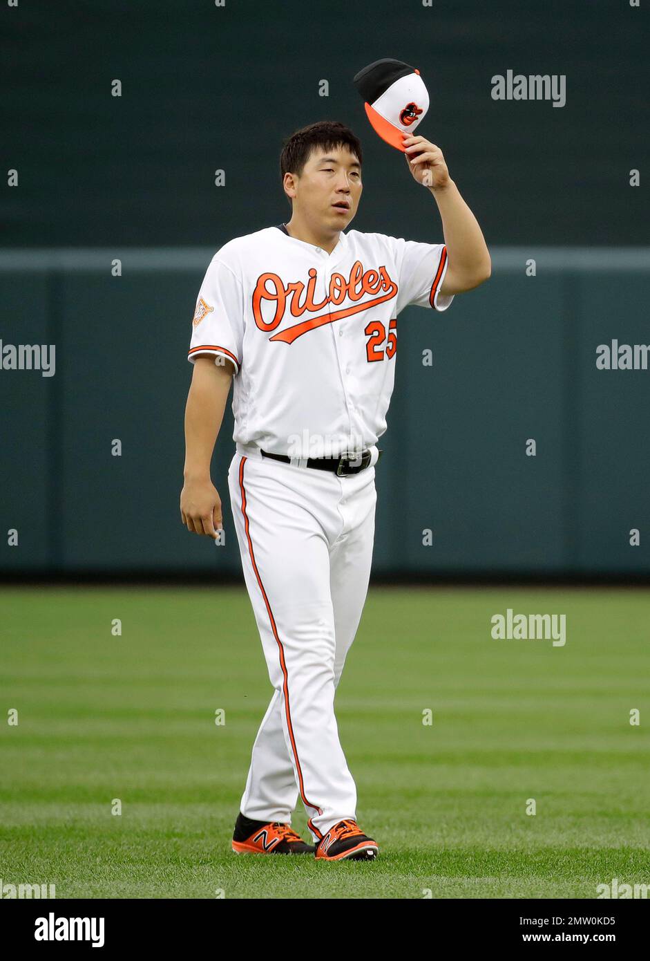 Baltimore Orioles left fielder Hyun Soo Kim, of South Korea, walks on ...
