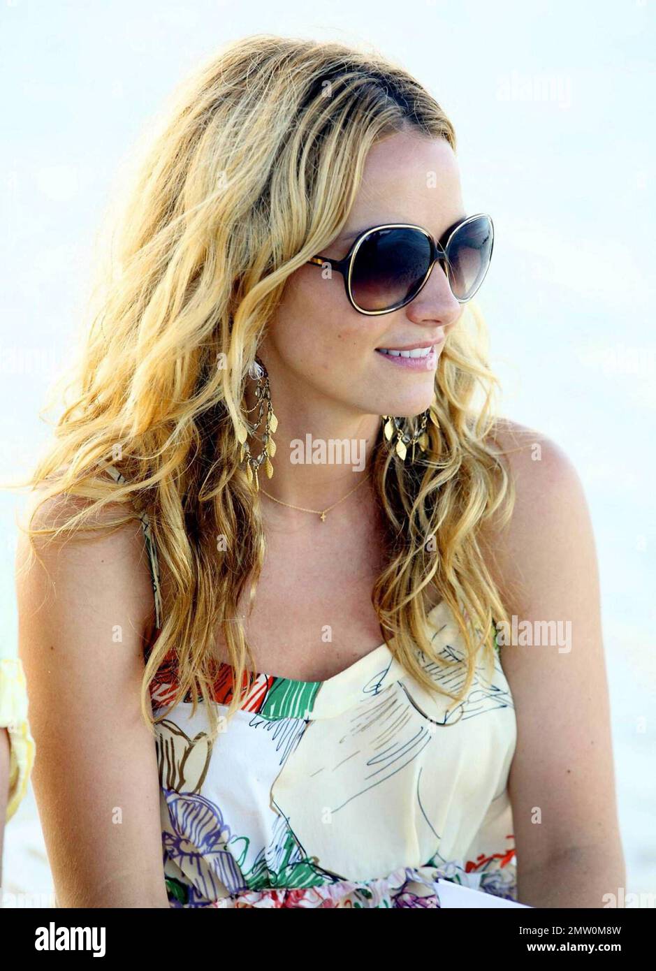 Becki Newton and Michael Urie lounge beachside and frolic on the beach ...