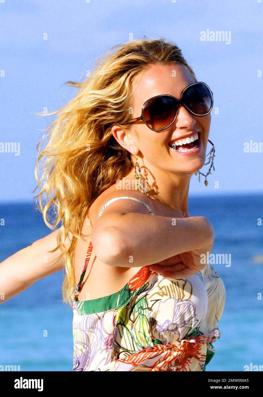Becki Newton and Michael Urie lounge beachside and frolic on the beach ...