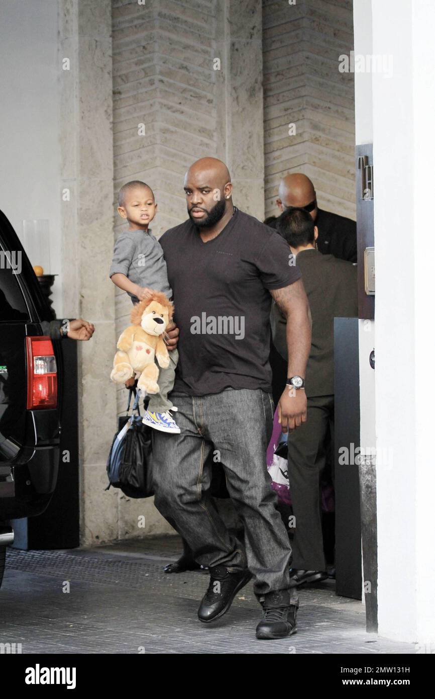 Rapper Usher and his children with the help of bodyguards and staff ...