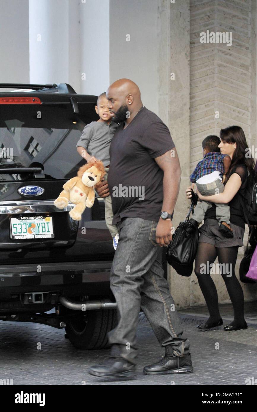 Rapper Usher and his children with the help of bodyguards and staff ...