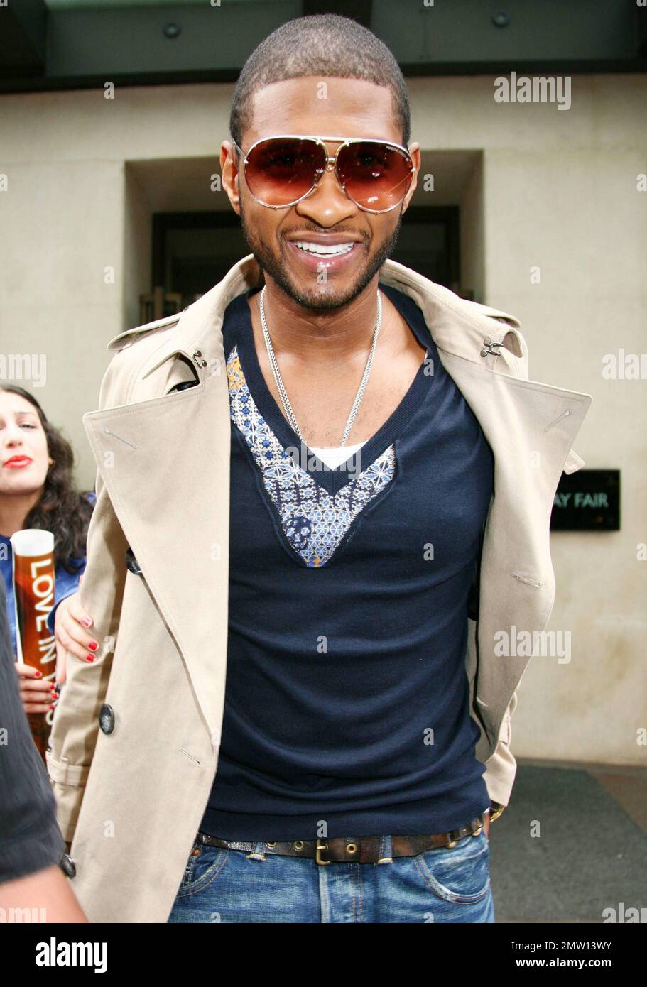 American R&B superstar Usher (Usher Raymond) smiles as he leaves The ...