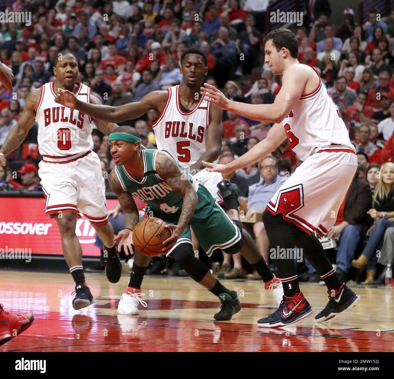 Boston Celtics' Isaiah Thomas (4) dribbles through the Chicago Bulls ...