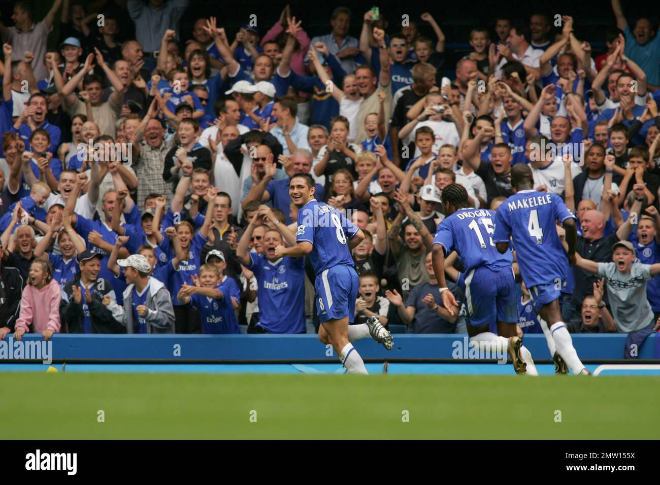 Chelsea Frank Lampard celebrates with team mates in front of Chelsea ...