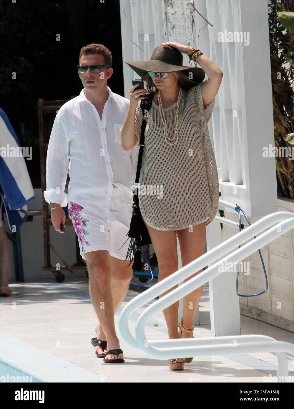 Australian actress and model, Holly Valance, shows off her famous ...