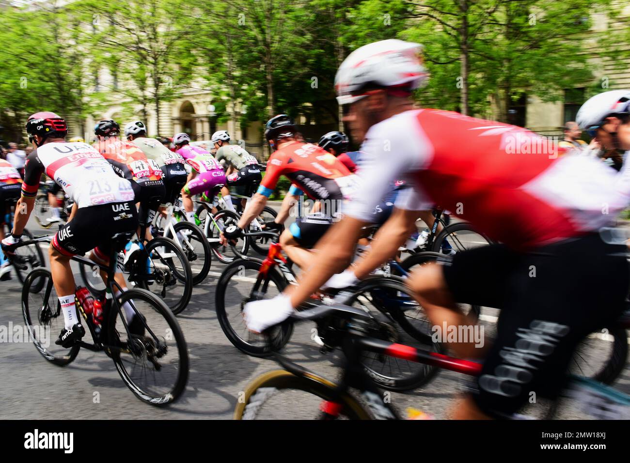 Budapest: May 06 2022. Peloton of cyclists at the start of Giro d ...