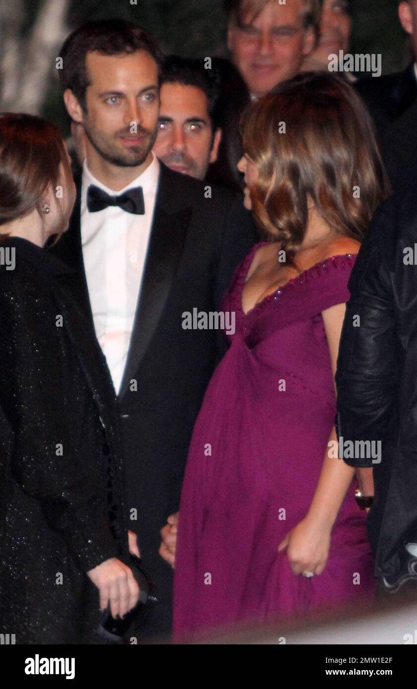 Oscar winner Natalie Portman shows off her baby bump in her beautiful ...