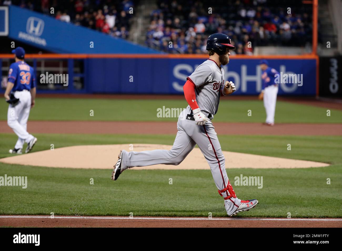 Washington Nationals' Bryce Harper (34) passes New York Mets starting ...