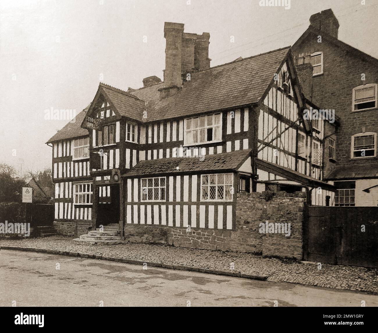 British pubs inns & taverns - A circa 1940 old photograph of the ...