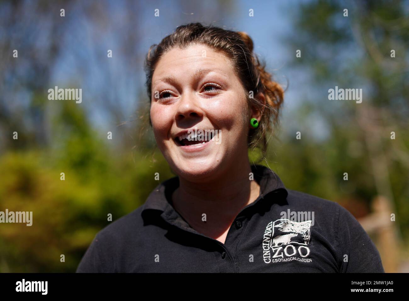 In this Wednesday, April 12, 2017, photo, Zookepper Jenna Wingate ...