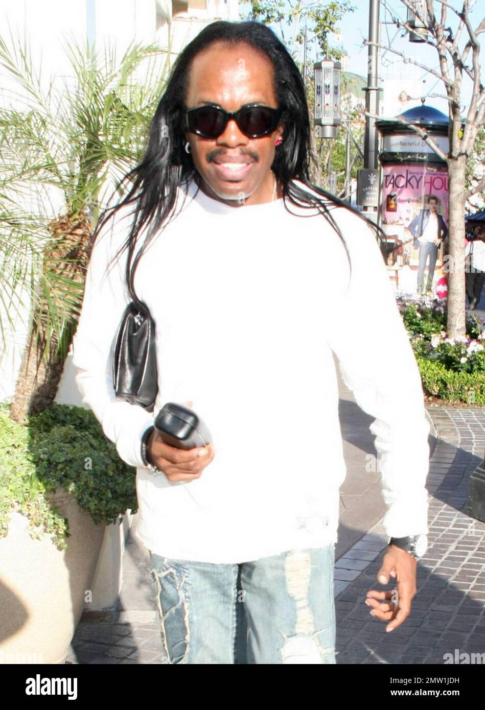 "Earth, Wind & Fire" bassist Verdine White carries his man purse while ...
