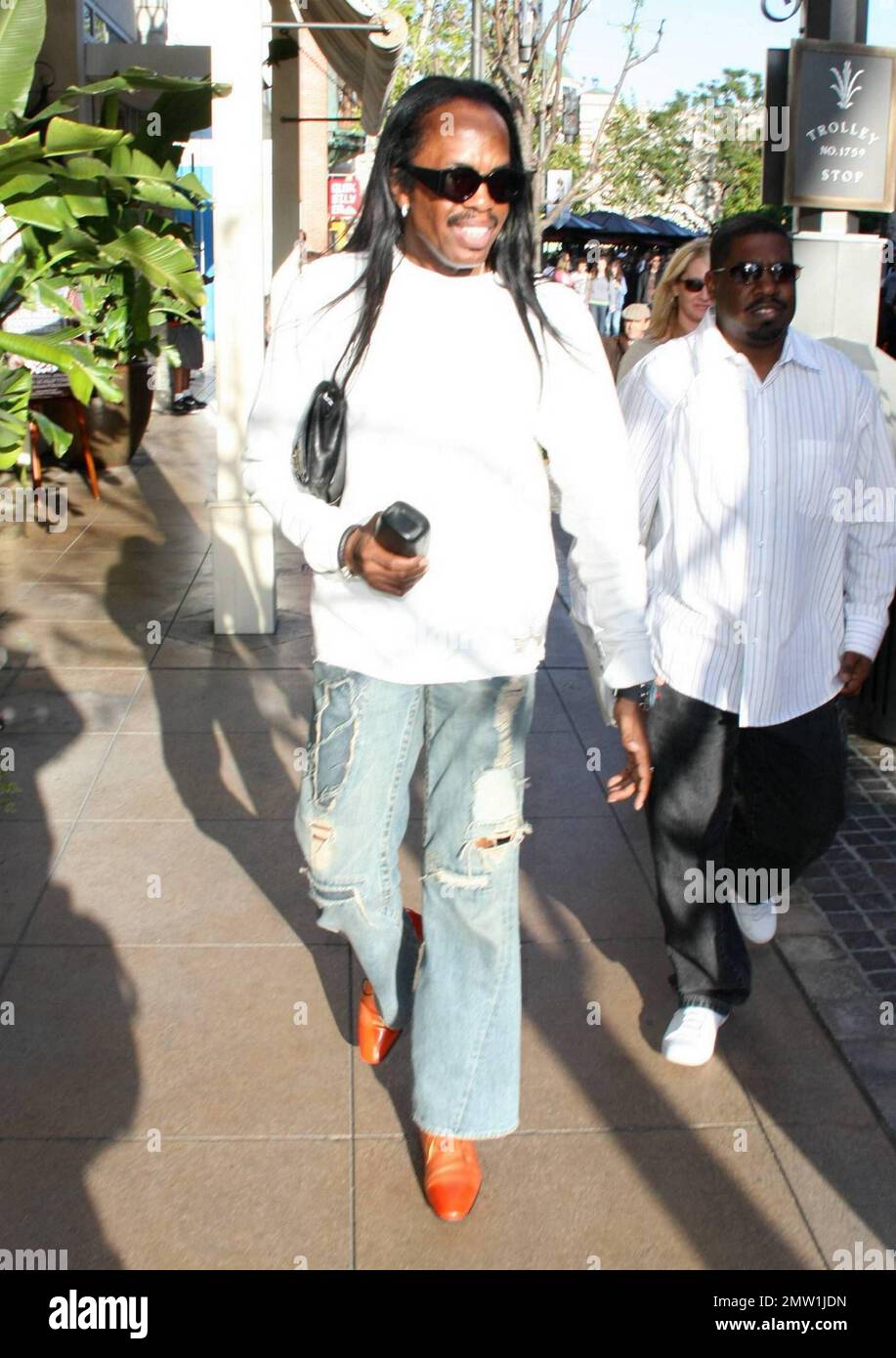 "Earth, Wind & Fire" bassist Verdine White carries his man purse while ...