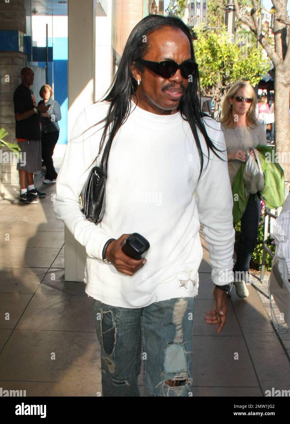 "Earth, Wind & Fire" bassist Verdine White carries his man purse while ...