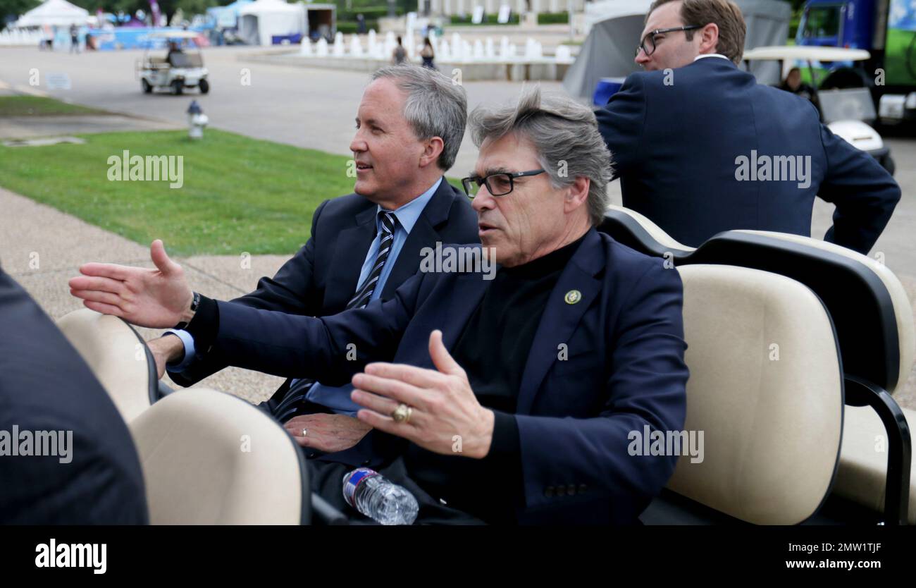 U.S. Secretary of Energy Rick Perry, right, and Texas Attorney General ...