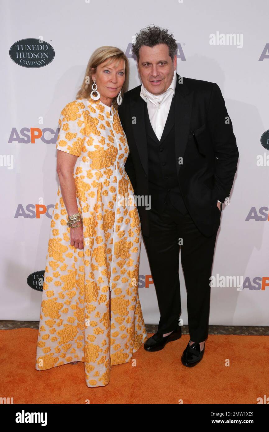 Honoree Linda Lloyd Lambert, left, and fashion designer Isaac Mizrahi ...