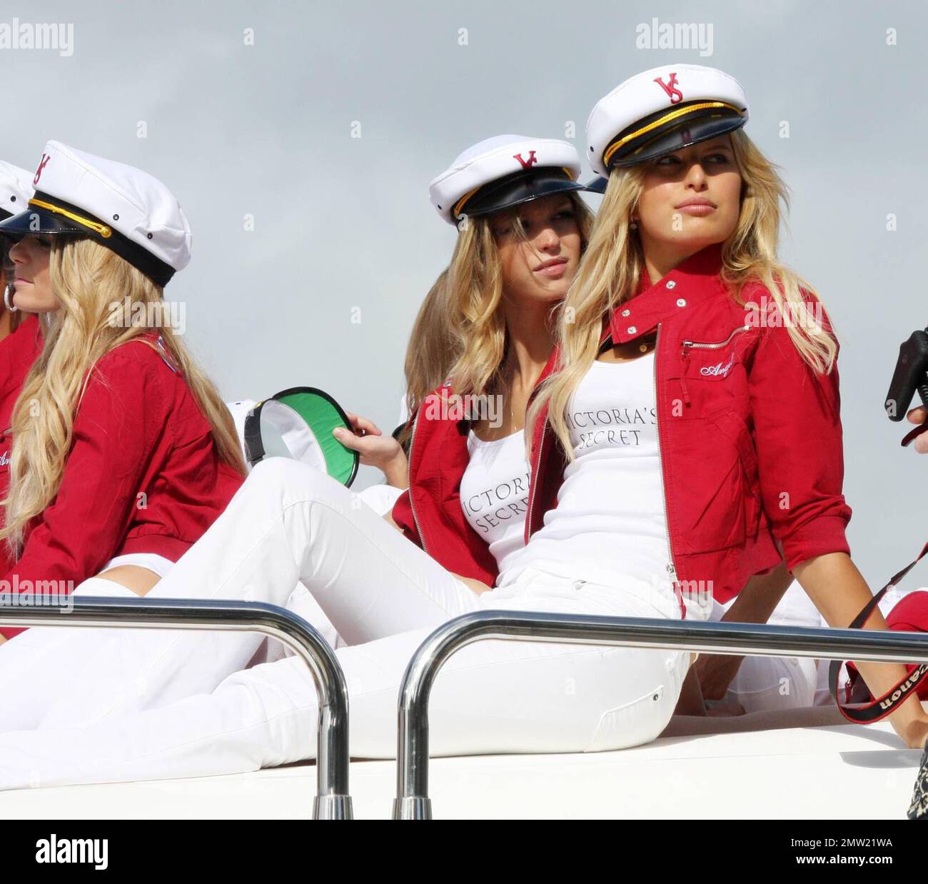 Hiedi Klum and her friends including Caorlina Kurkova, Miranda Kerr ...