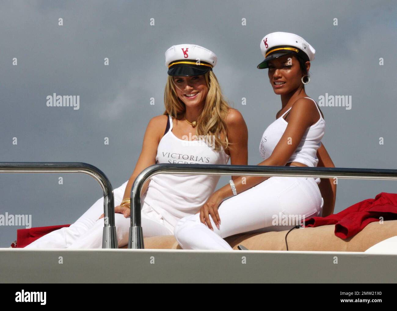 Hiedi Klum and her friends including Caorlina Kurkova, Miranda Kerr ...