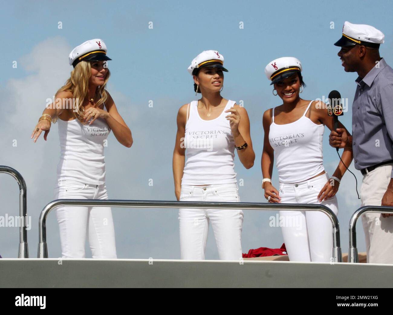 Hiedi Klum and her friends including Caorlina Kurkova, Miranda Kerr ...