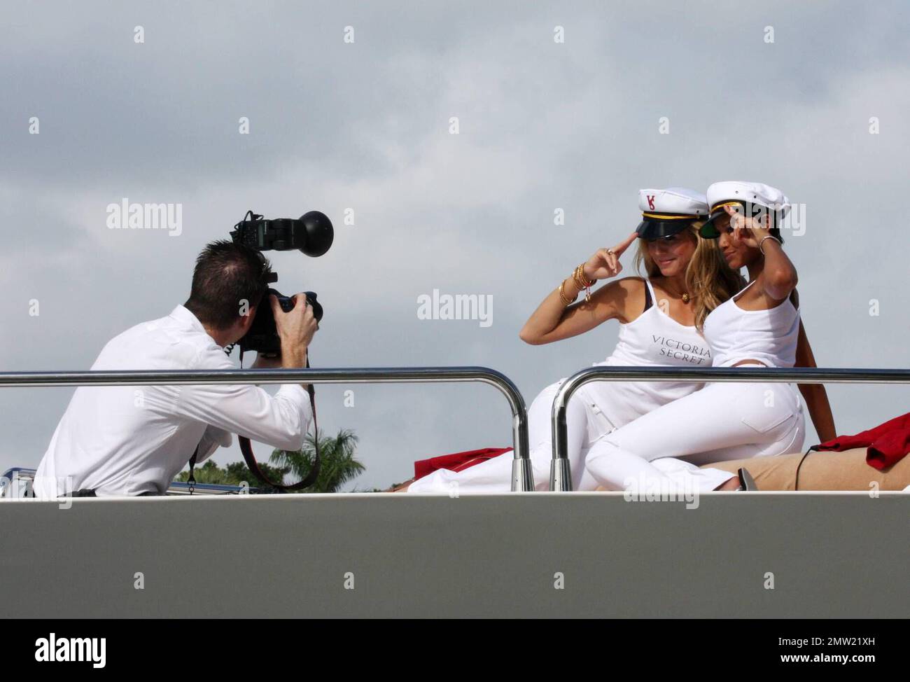 Hiedi Klum and her friends including Caorlina Kurkova, Miranda Kerr ...