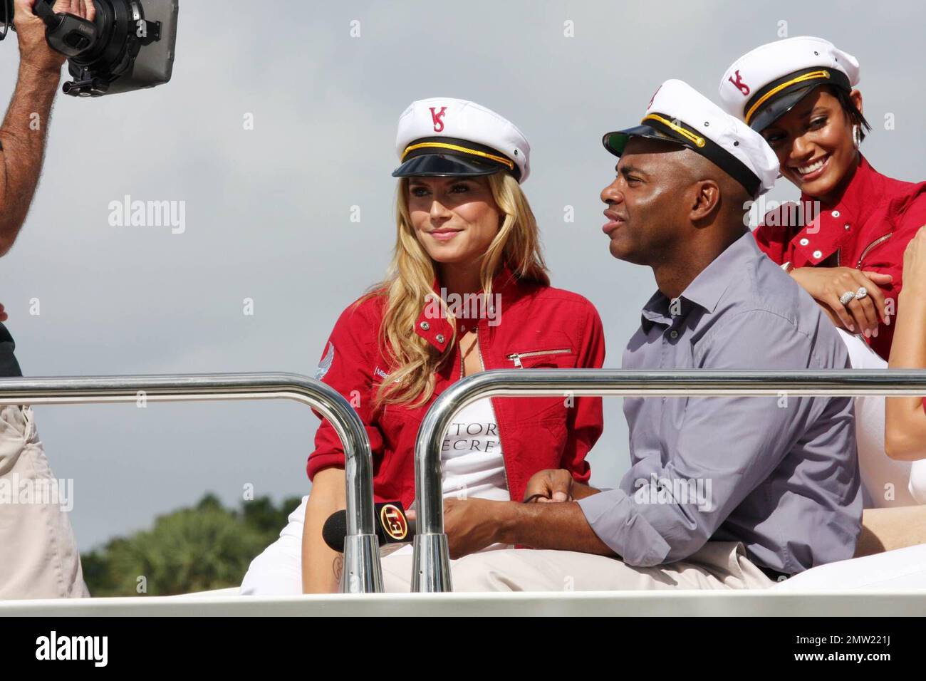 Hiedi Klum and her friends including Caorlina Kurkova, Miranda Kerr ...