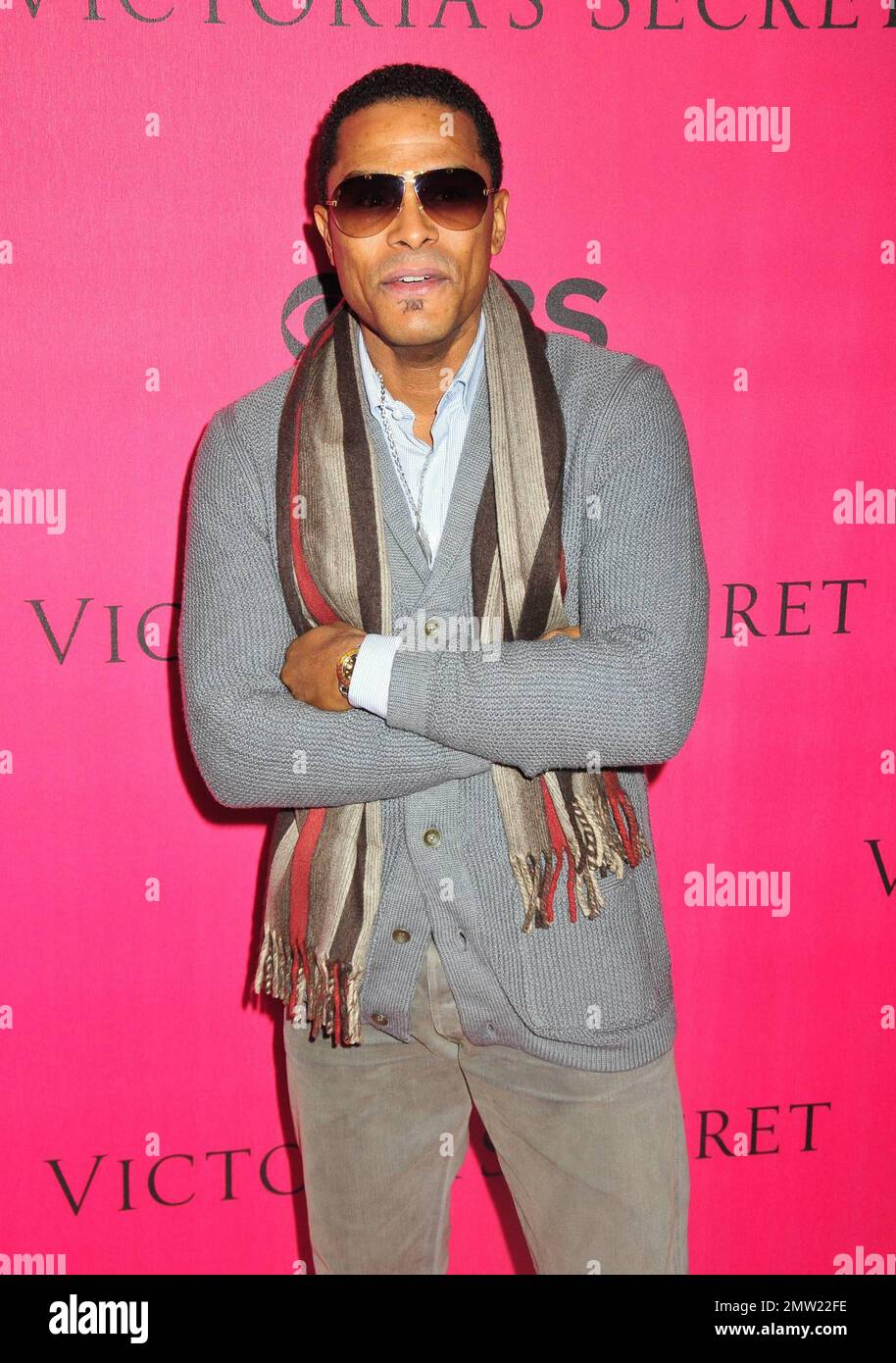 Gerald Maxwell Rivera (aka Maxwell) poses for photographers on the pink ...